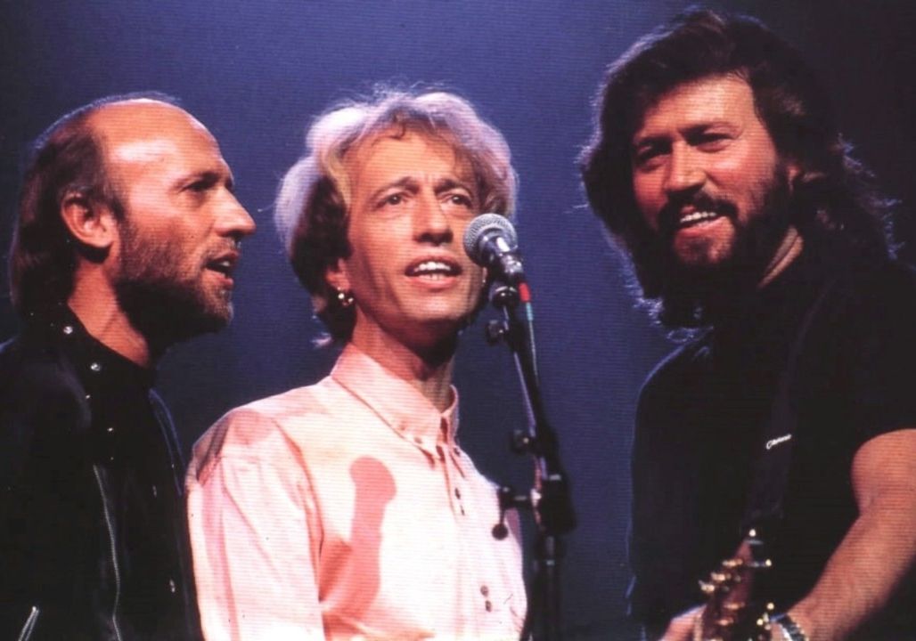 Bee Gees performs "I Don't Wanna Be Alone" - Em Mai